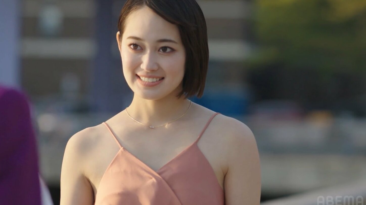 【写真・画像】「この後部屋に来るんですか…？」元国民的美少女、背中ぱっくり＆大胆美脚ドレスでディープなキスシーン前夜 1枚目 | ニュース | ABEMA TIMES