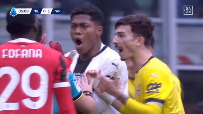 【写真・画像】「無謀かつ未熟だ…」鈴木彩艶の“突き飛ばしPK献上”に現地騒然！「拳で押した」ミランDFを倒した衝撃の瞬間 4枚目 | 海外サッカー | ABEMA TIMES | アベマタイムズ