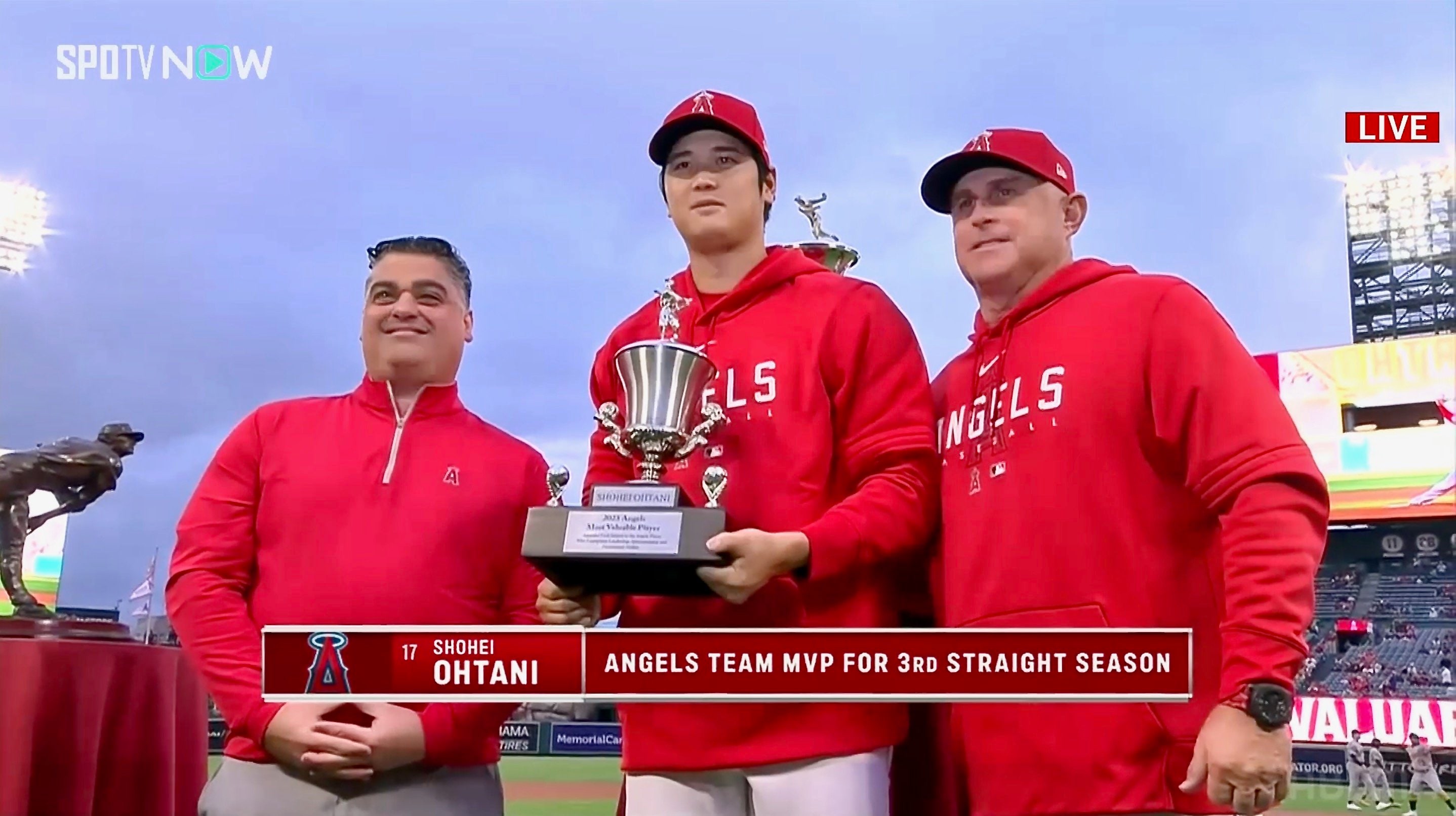 大谷翔平、3年連続でチームMVPを受賞 表彰式で“笑顔”、左手でトロフィー受け取り記念撮影 | MLB | ABEMA TIMES | アベマタイムズ