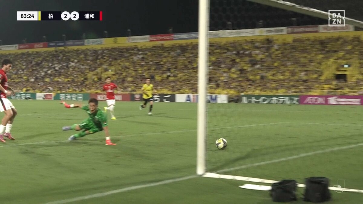 【写真・画像】「これはきつい」浦和GK西川、日本代表FWの“緩めシュート”を痛恨のトンネル「文句は言えん」「そもそも打たせない守りを」ファンの意見さまざま 1枚目 | Jリーグニュース ...