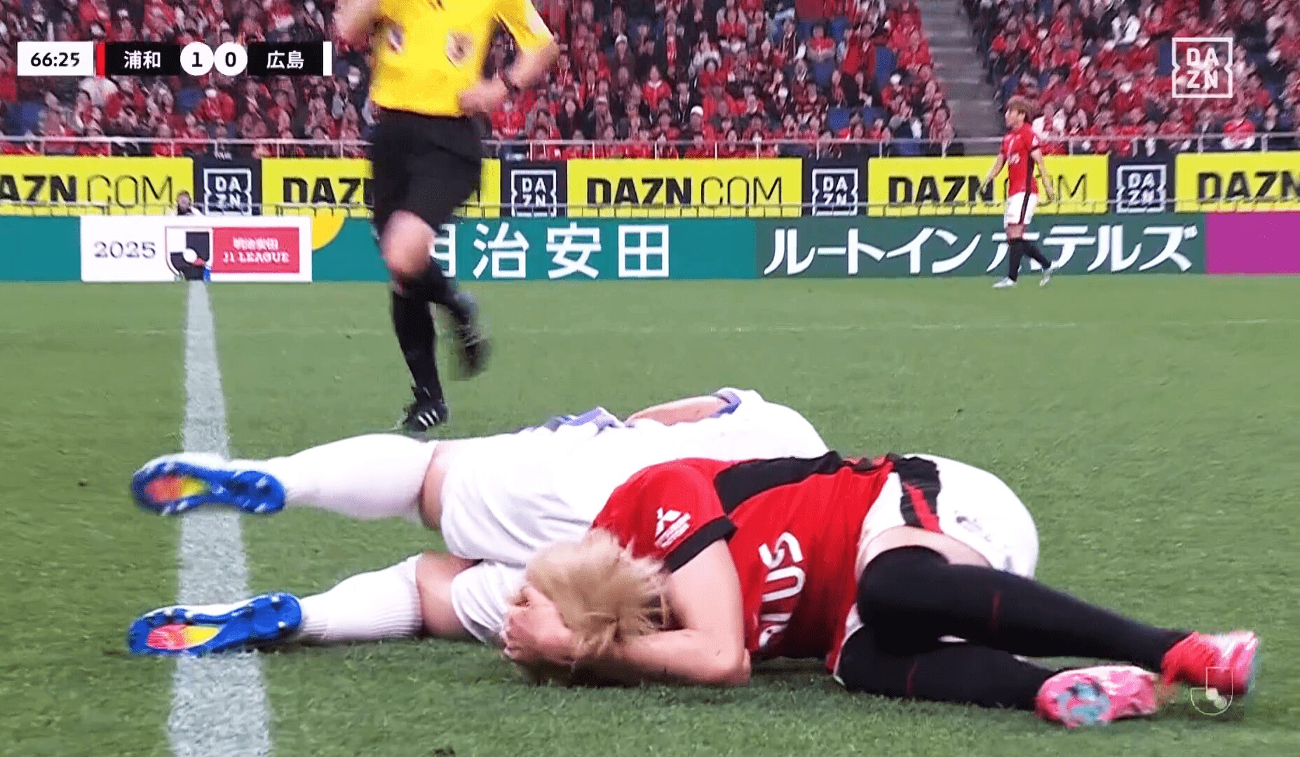 【写真・画像】「一発レッドだろ！」後頭部に“回転キック”が直撃→スタジアム騒然「まじで荒い」「今のはねえだろ」「蹴りやがって！」浦和FWと広島MFがクラッシュした瞬間 4枚目 | Jリーグ ...