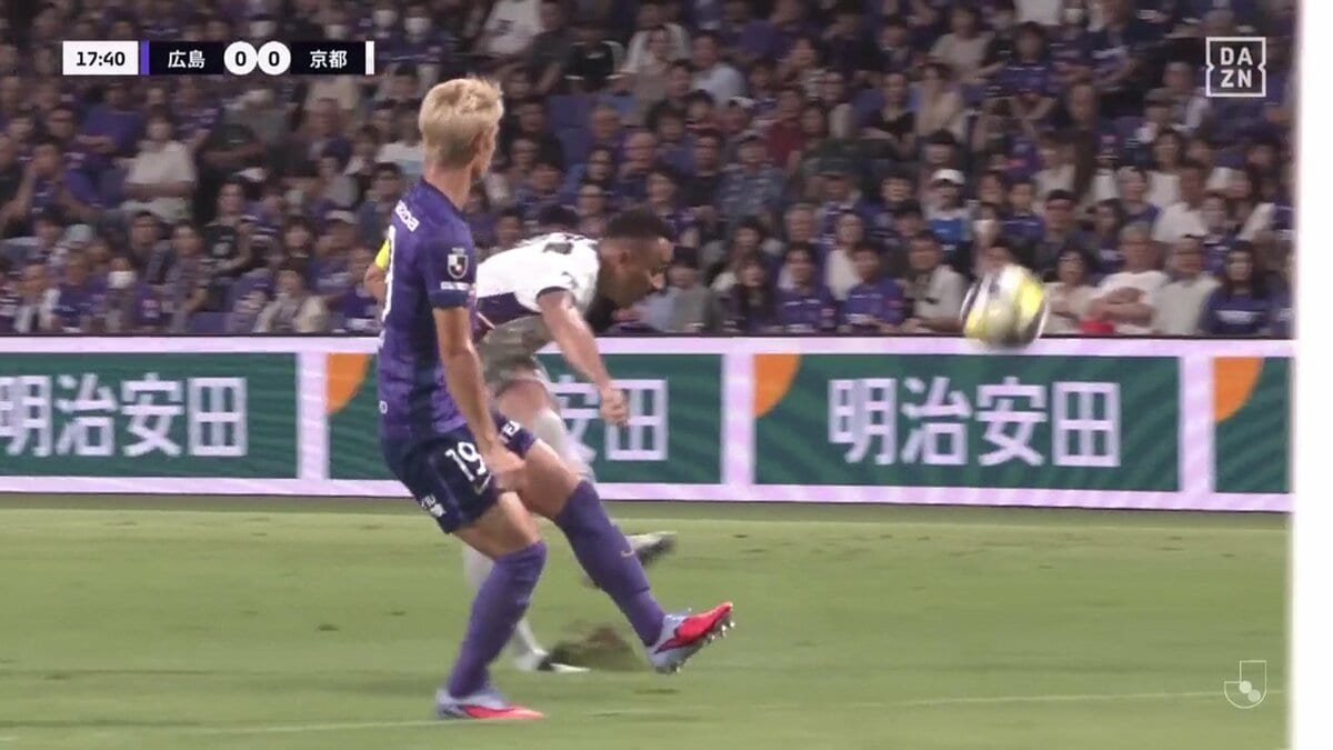 【写真・画像】アニメかよ！怪物FWがパワーシュートでピッチに“巨大穴”をあけた瞬間「見たことないエグれ方」「日向小次郎みたい」自ら穴埋めする姿も話題に 1枚目 | Jリーグニュース ...