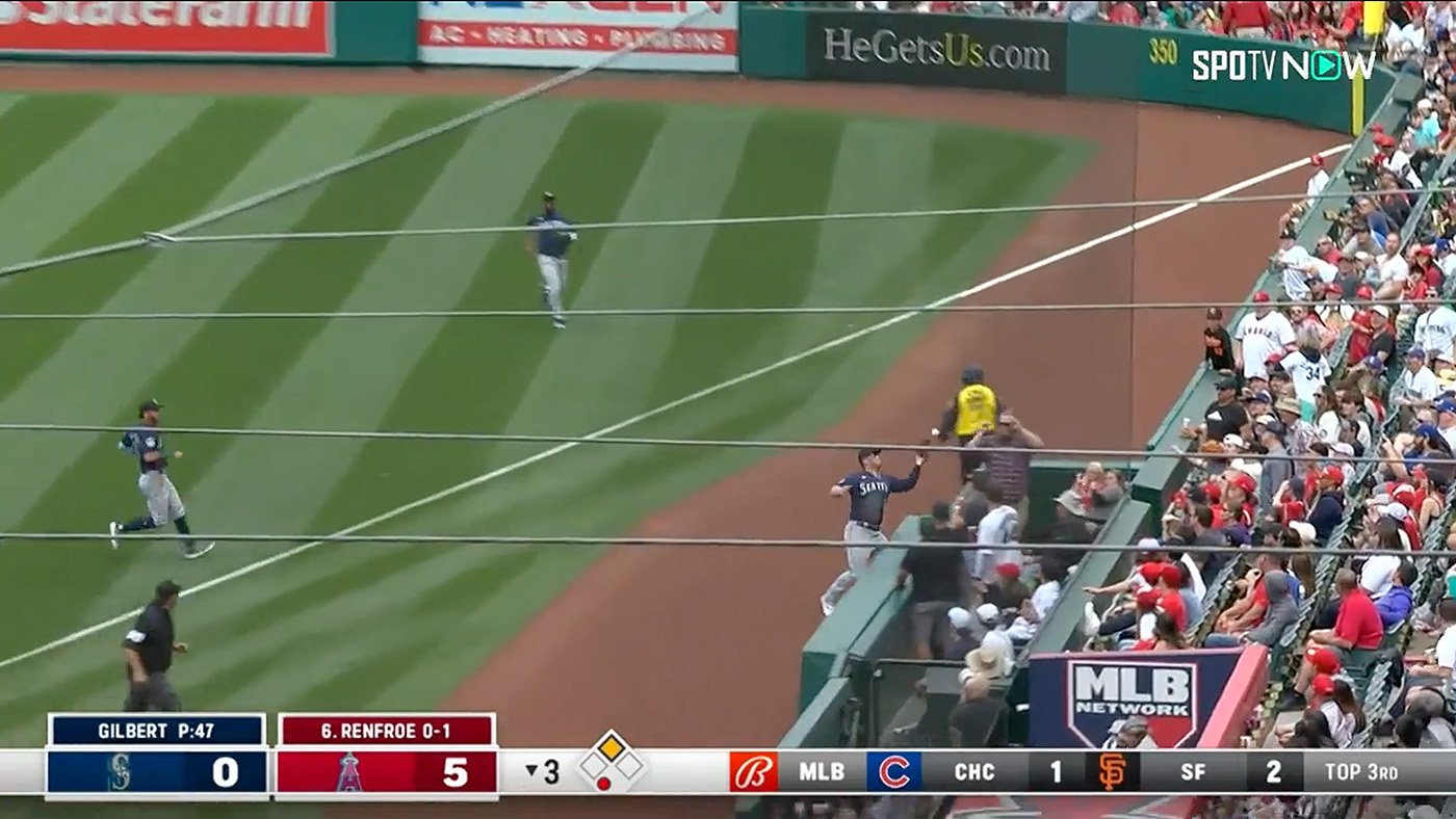 「捕ったどぉー！」ファウルボールをキャッチした陽気なファンのアクションにスタジアムもほっこり | 野球 | ABEMA TIMES | アベマタイムズ